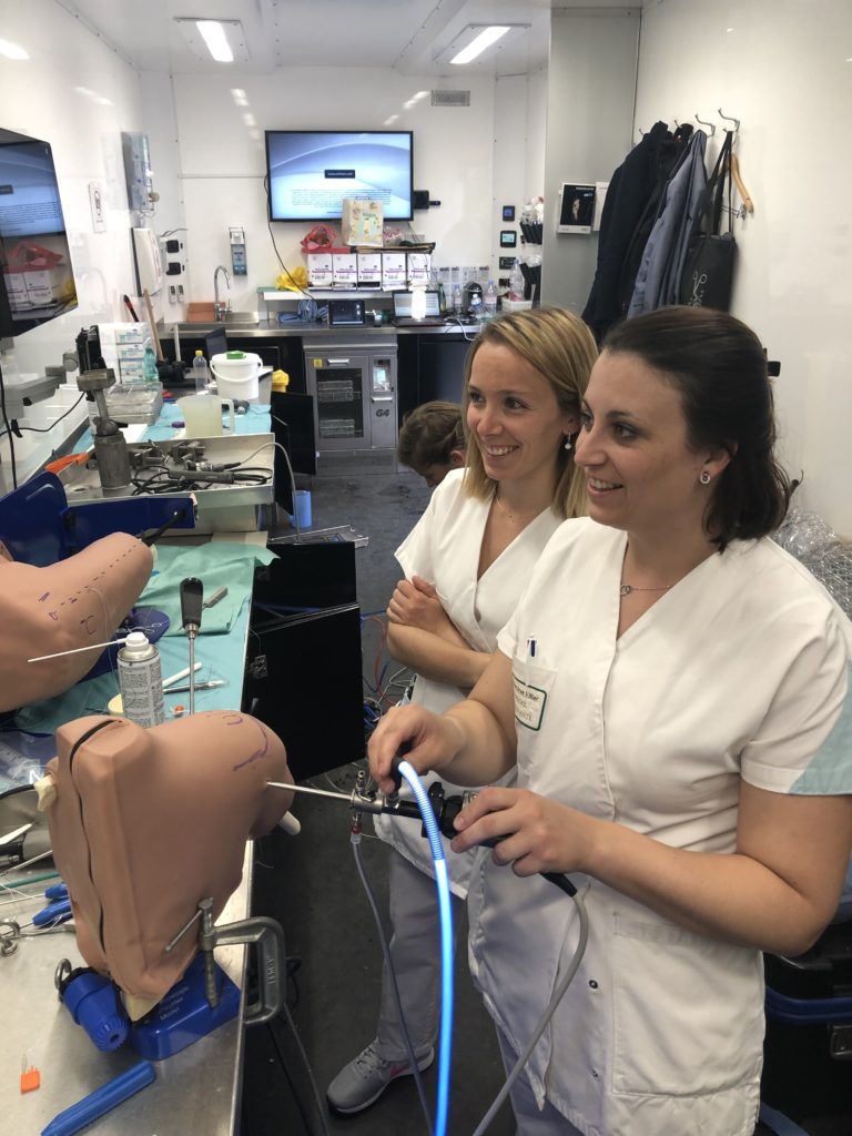 Visite du Mobil Lab Arthrex. Galerie photos - Clinique Épaule Bordeaux